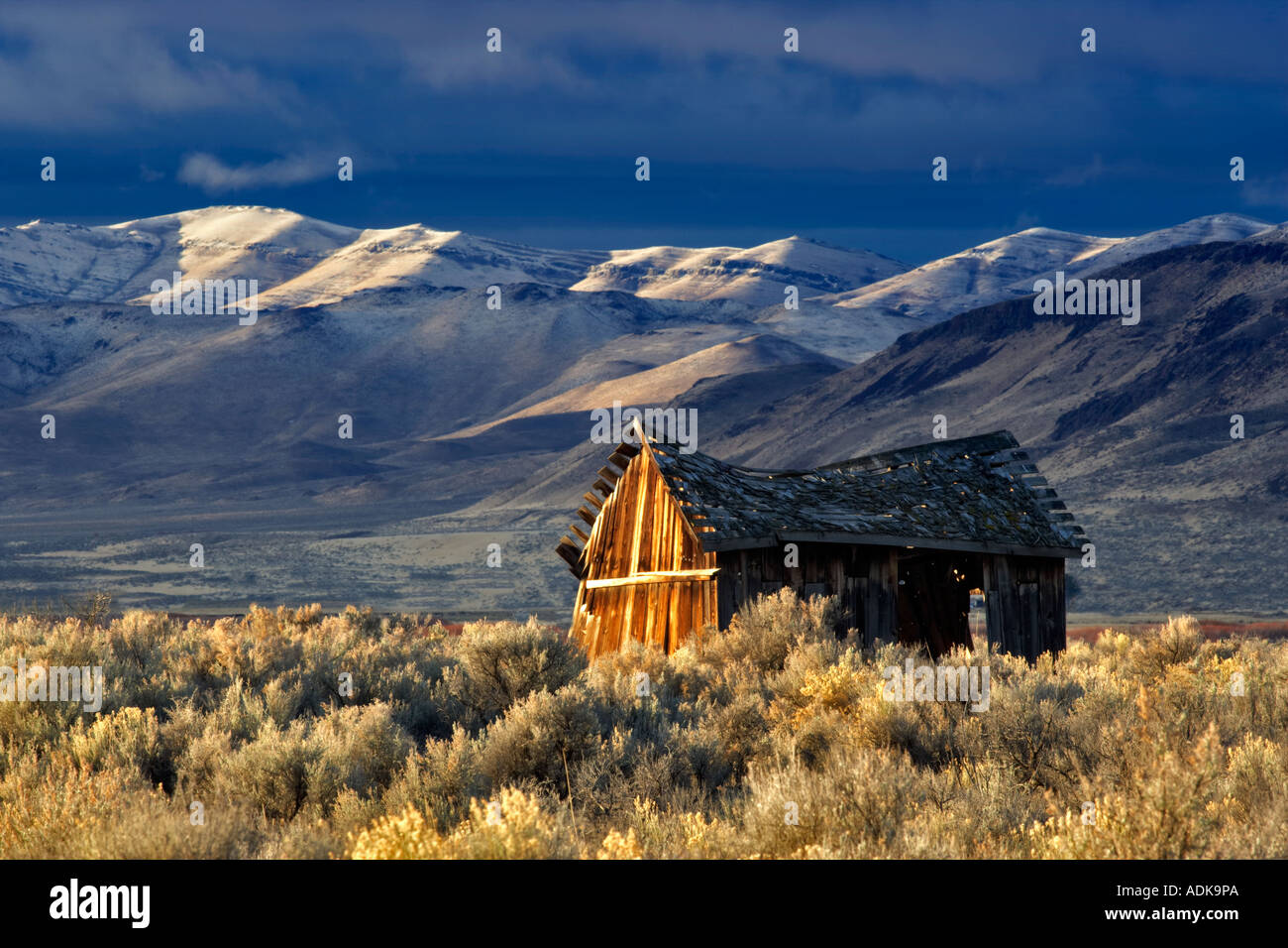 Cabin on hill hi-res stock photography and images - Alamy