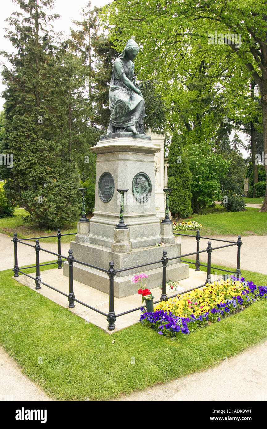 Memorial mozart zentralfriedhof hi-res stock photography and images - Alamy