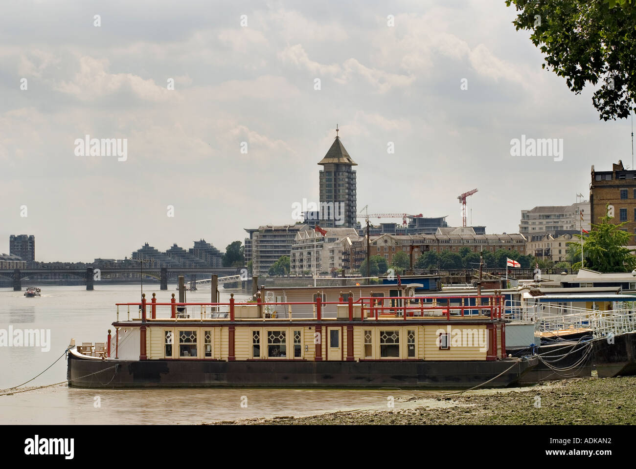 Cheyne walk boat hi-res stock photography and images - Alamy