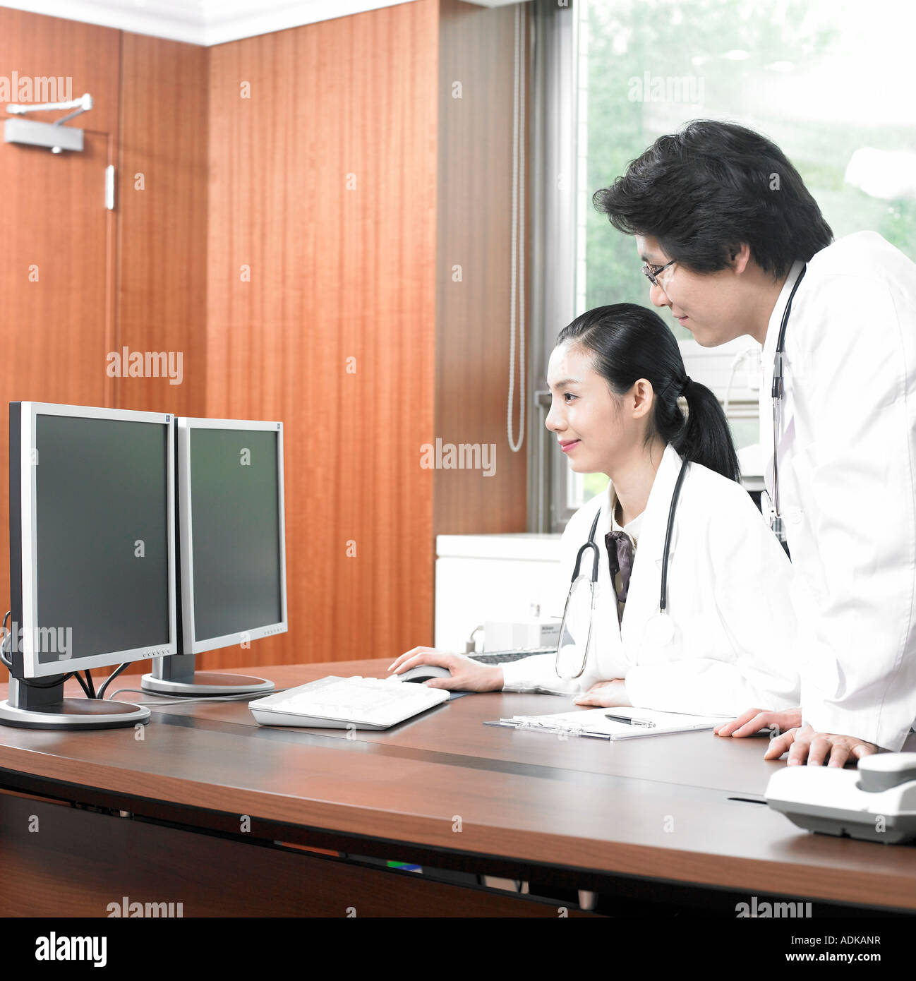 medicine a doctor using a computer Stock Photo - Alamy