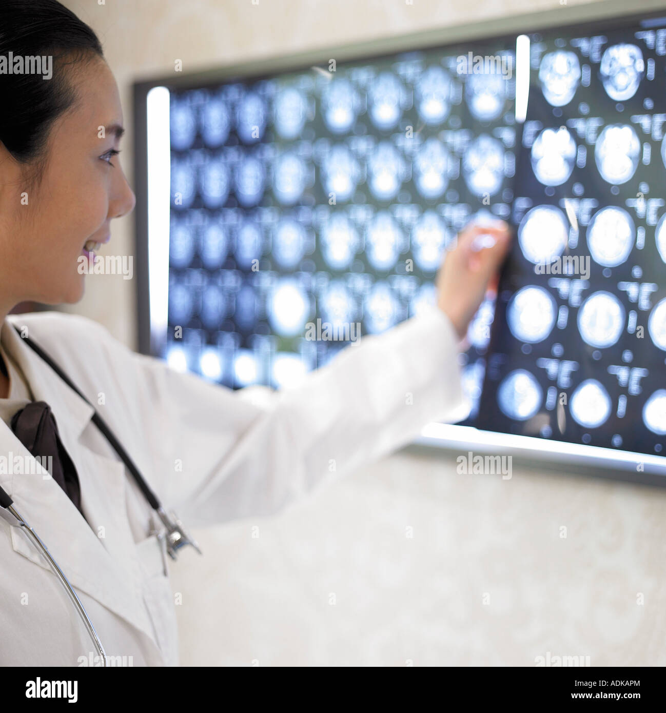 medicine a doctor looking at MRI pictures Stock Photo - Alamy