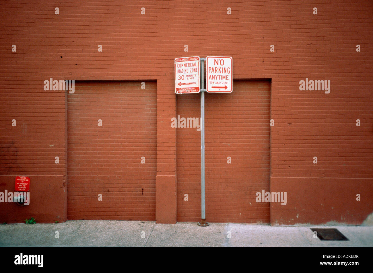 Parking sign and brick wall Stock Photo - Alamy