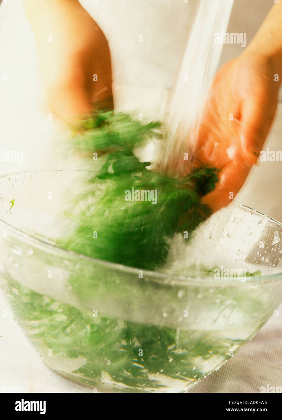 cuisine washing vegetables Stock Photo - Alamy