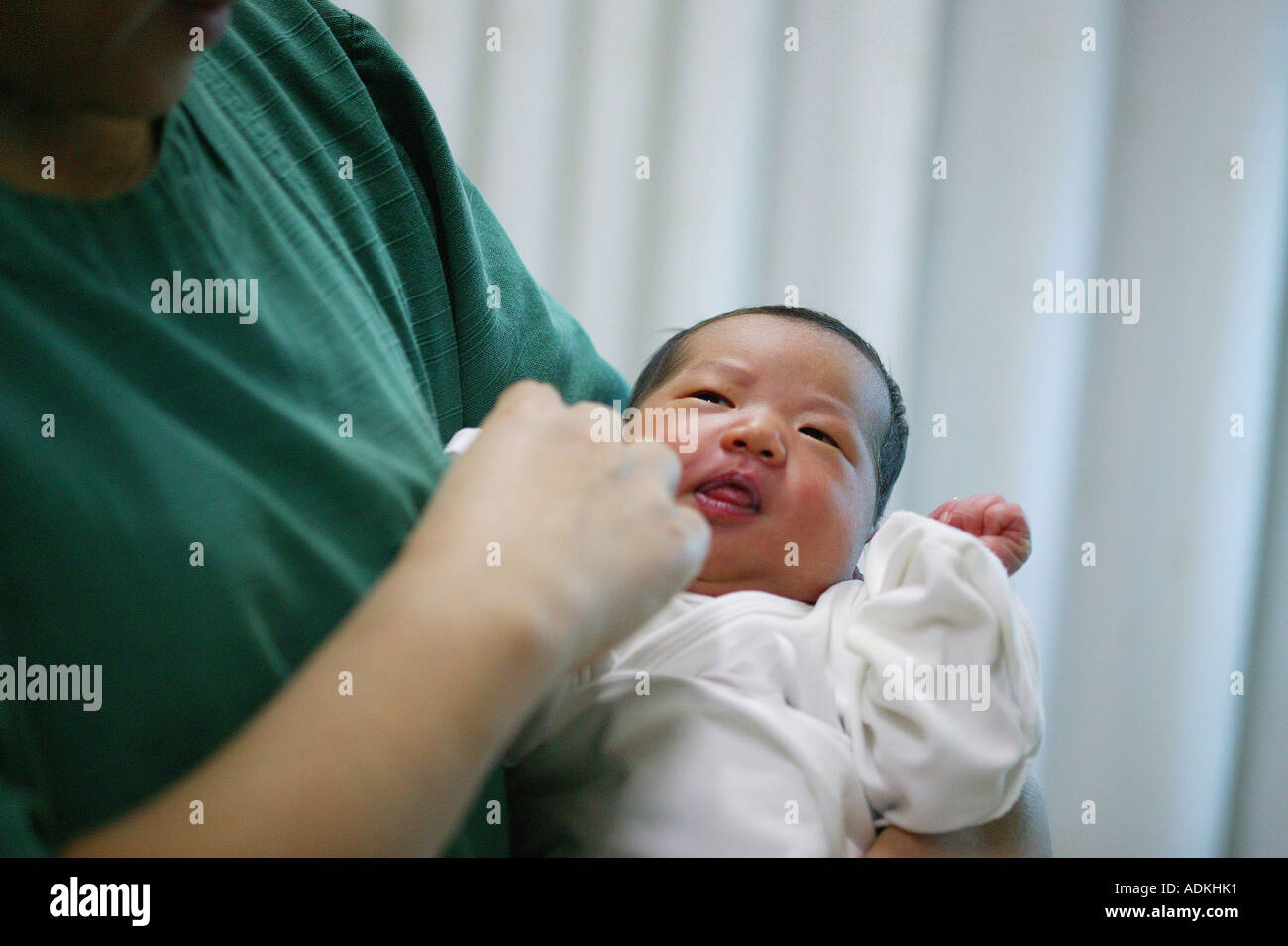 Family meet baby hospital hi-res stock photography and images - Alamy