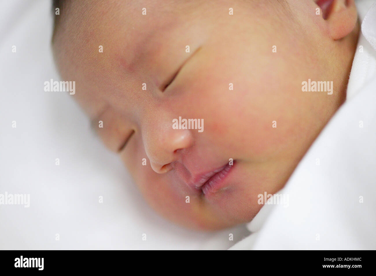 Sleeping asian newborn baby hi-res stock photography and images - Alamy