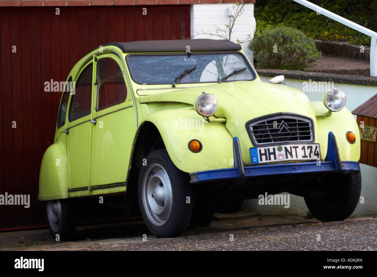 yellow citroen 2cv duck Stock Photo - Alamy