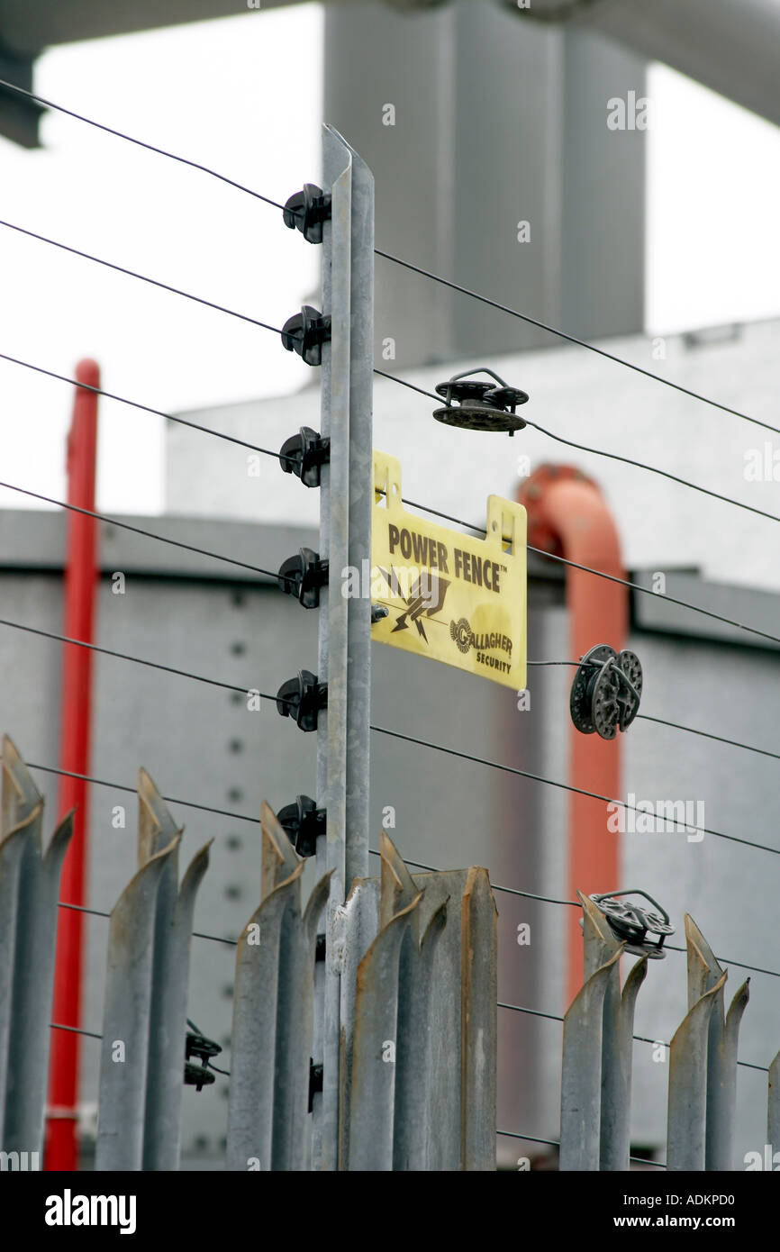 Electrical Power Fence warning sign Stock Photo - Alamy