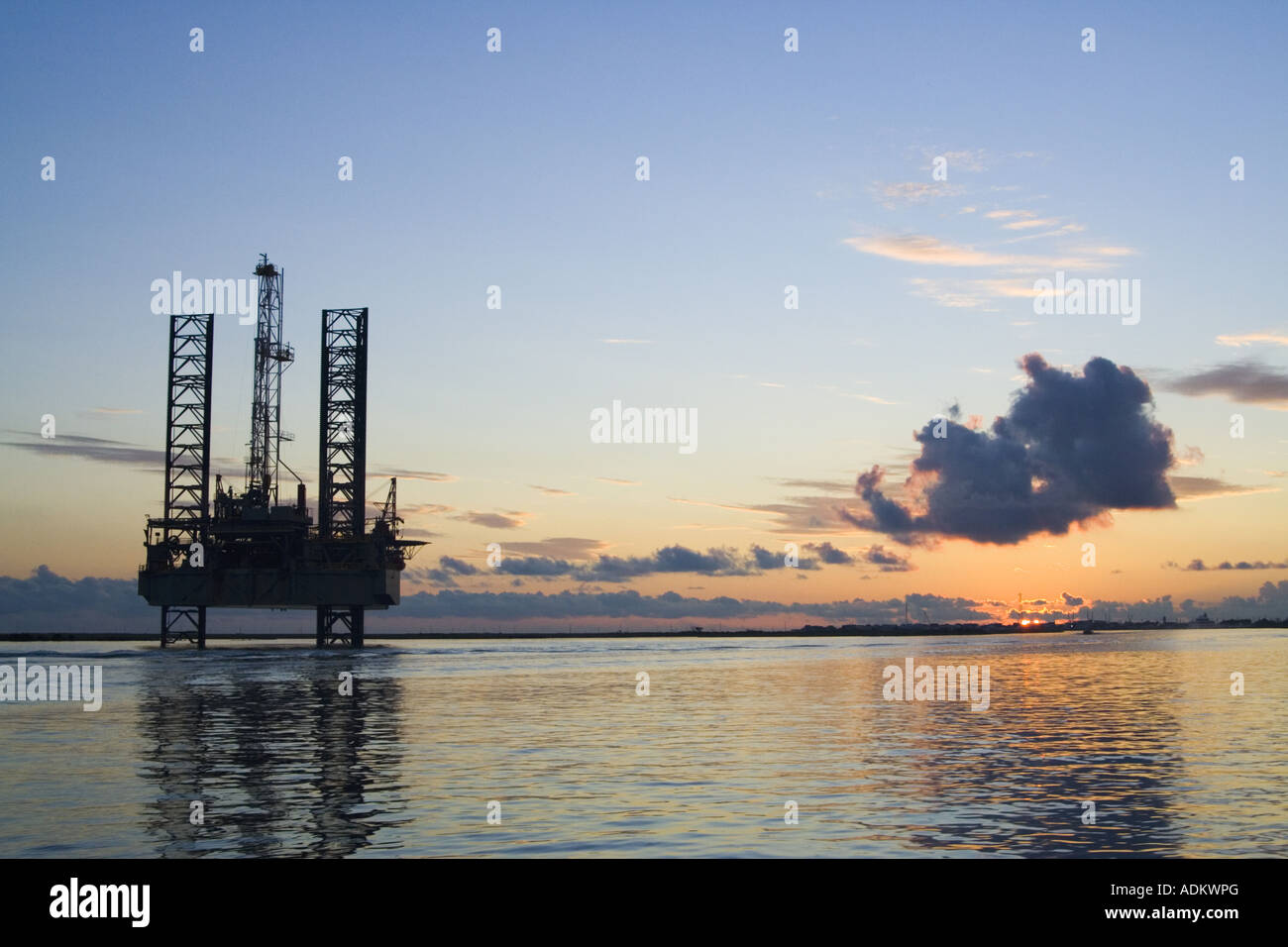 jackup rig at Sunrise Stock Photo - Alamy
