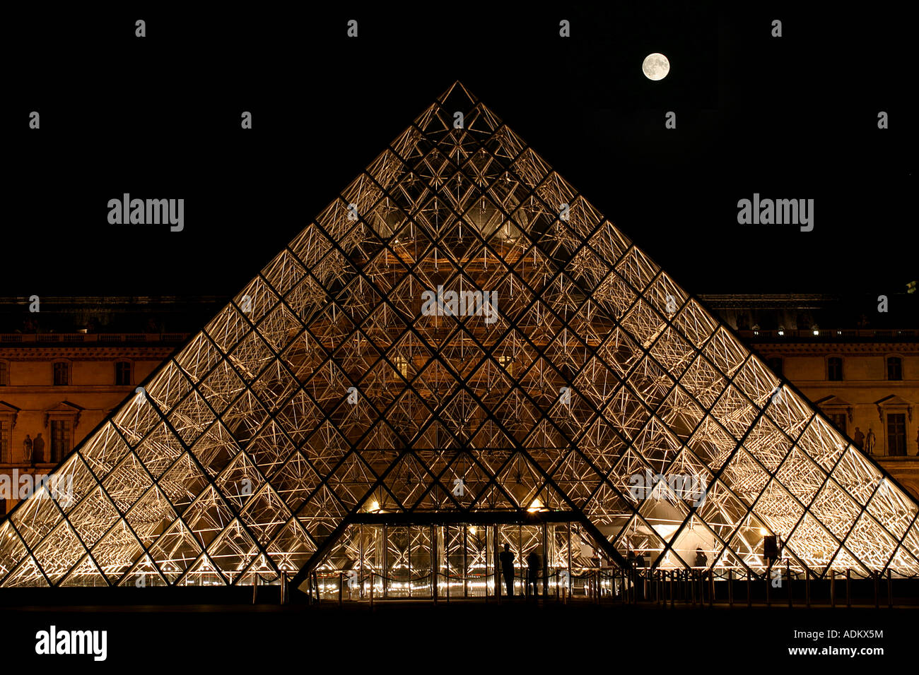 Pyramid Musée du Louvre Stock Photo - Alamy