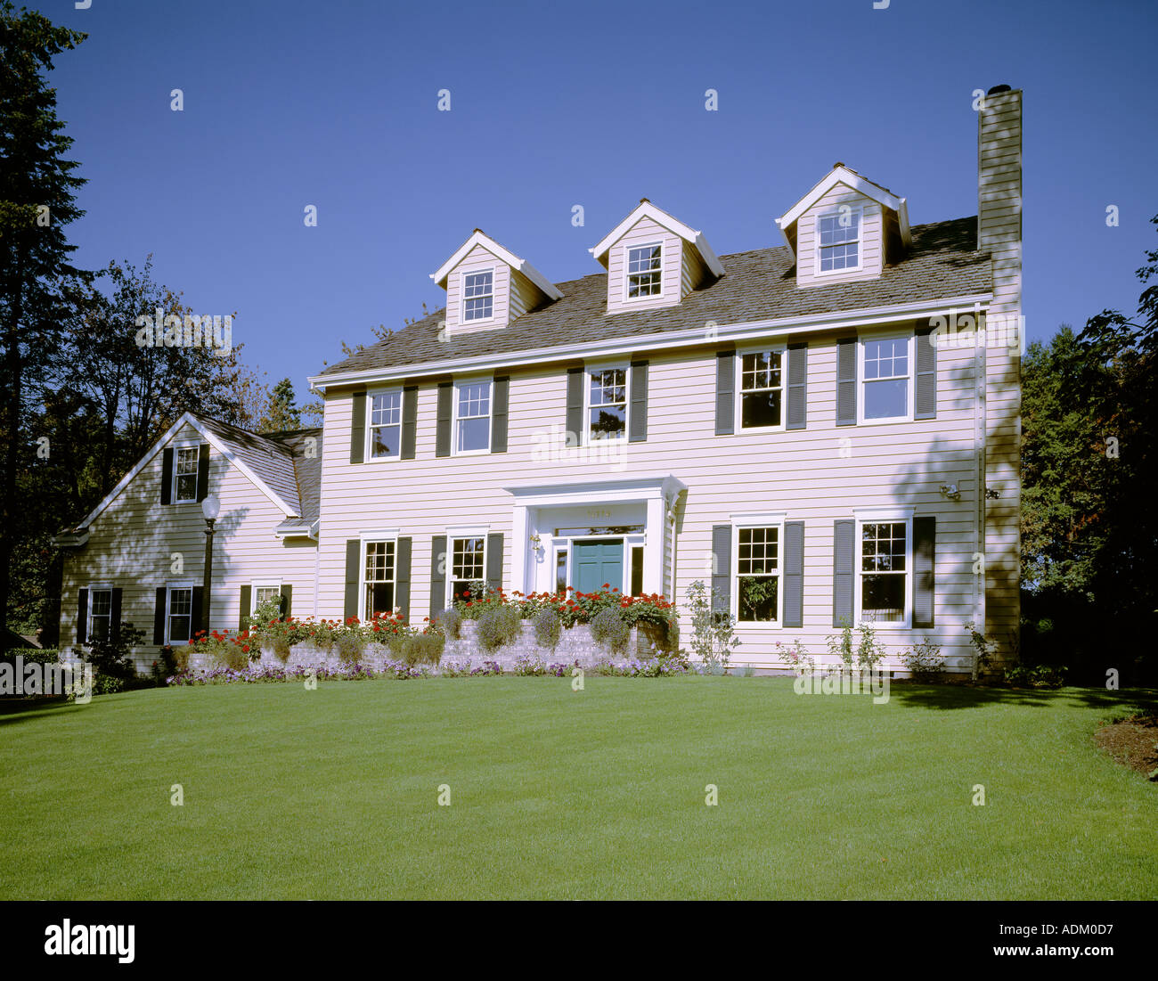 Manicured lawn home hi-res stock photography and images - Alamy