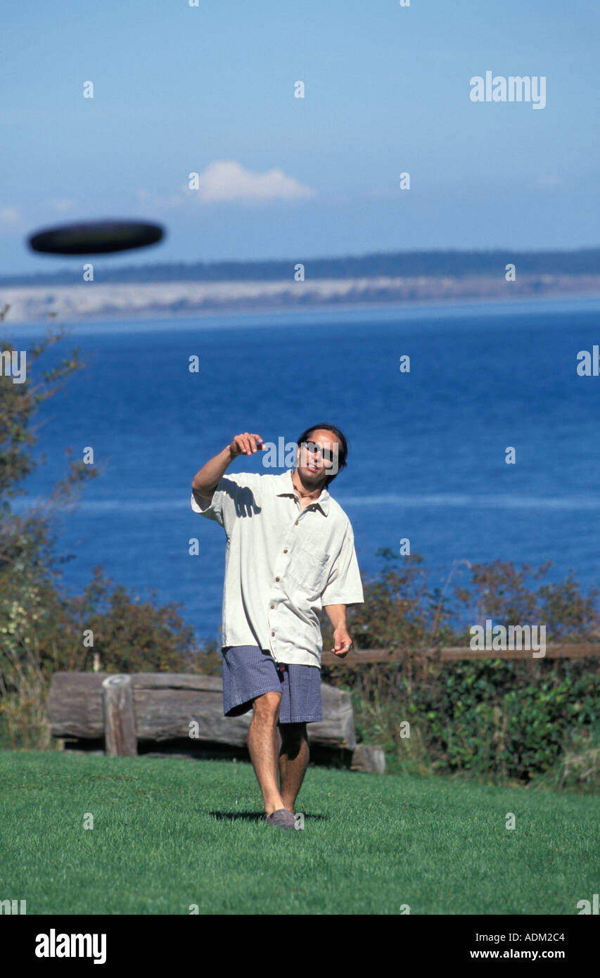 Tossing frisbee hi-res stock photography and images - Alamy