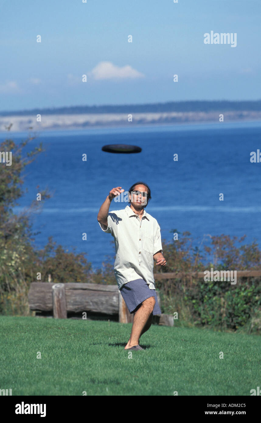 Tossing frisbee hi-res stock photography and images - Alamy