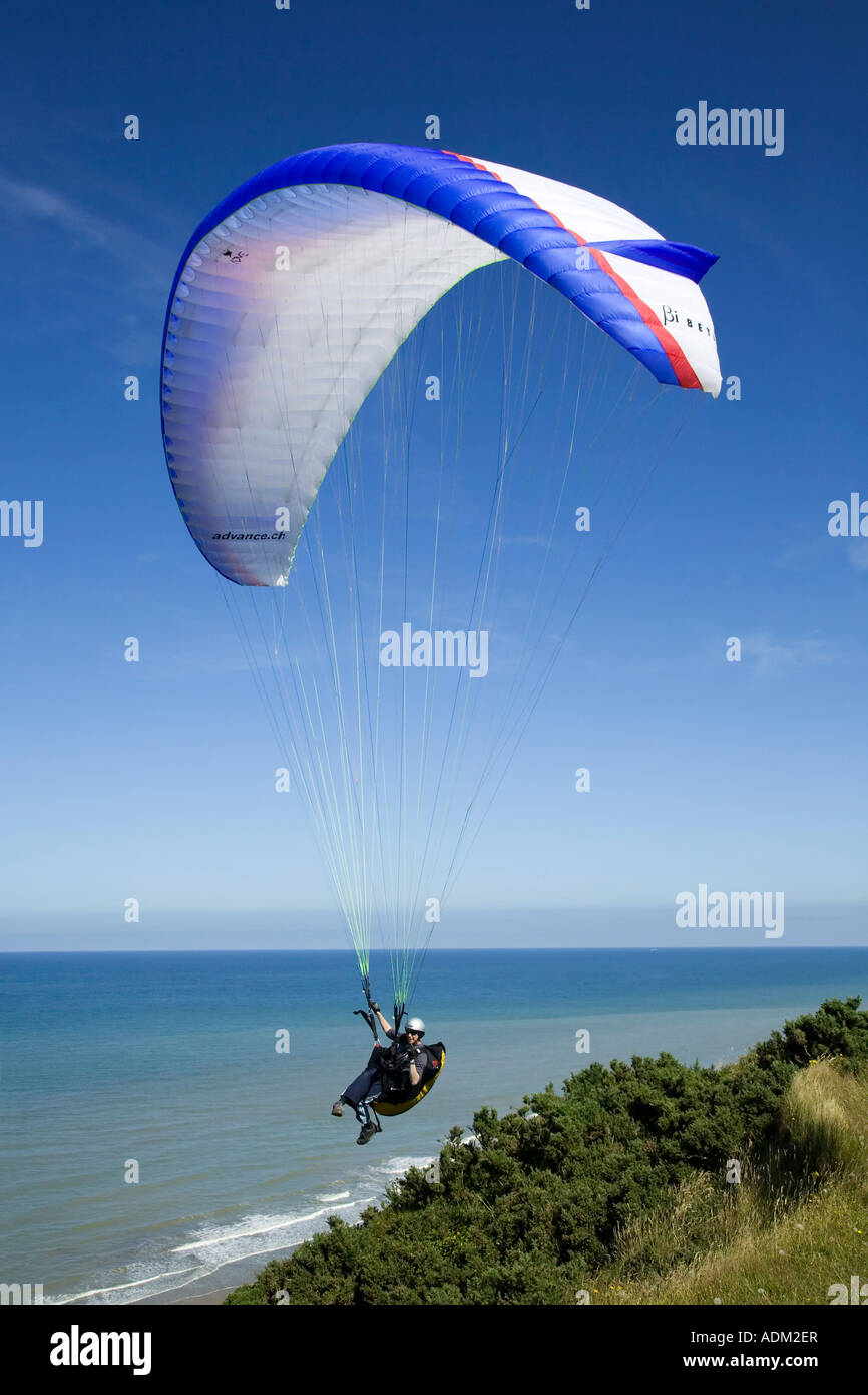 Just airborne Solo para gliding para sailing off Cromer cliffs Stock ...