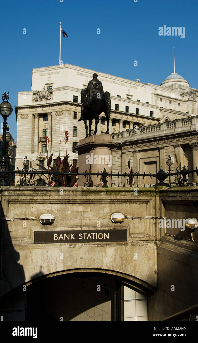 Bank station statue hi-res stock photography and images - Alamy
