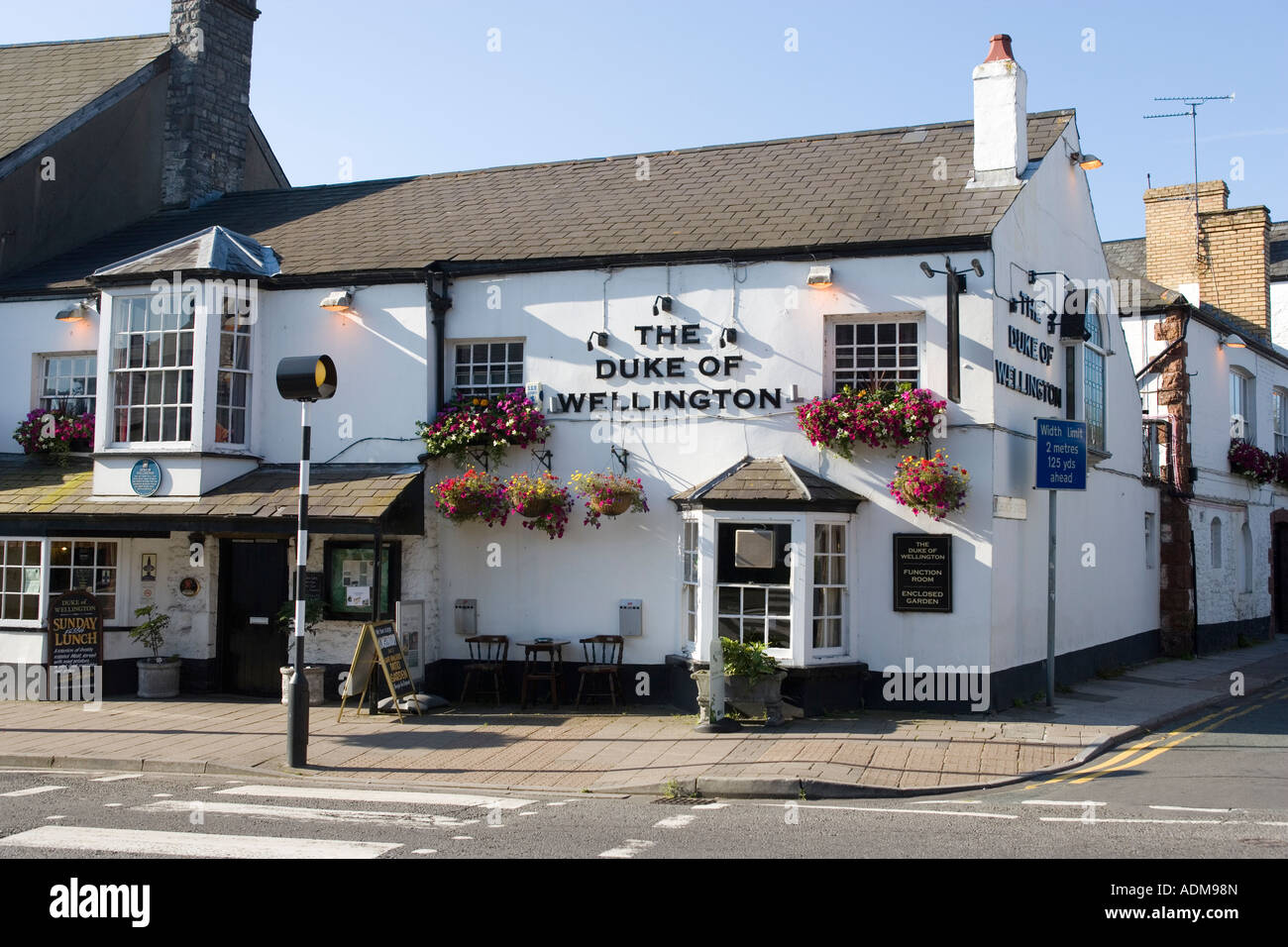Cowbridge public house hi-res stock photography and images - Alamy