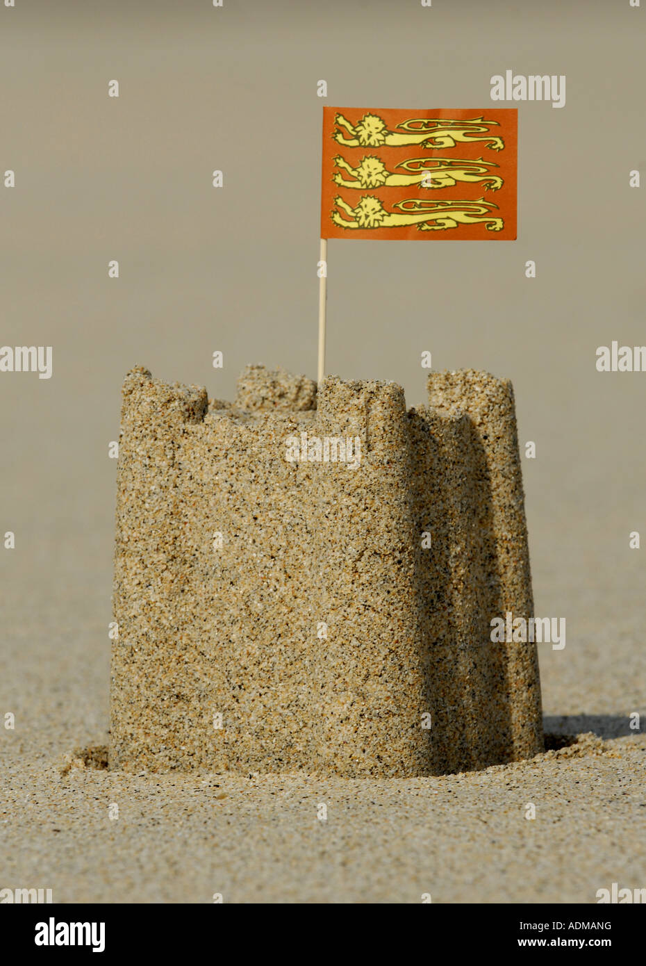 Sandcastle with union flag hi-res stock photography and images - Alamy
