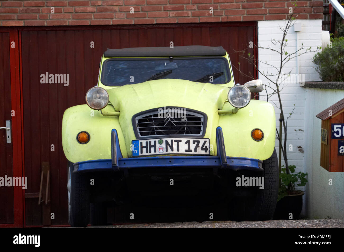 yellow citroen 2cv duck Stock Photo - Alamy