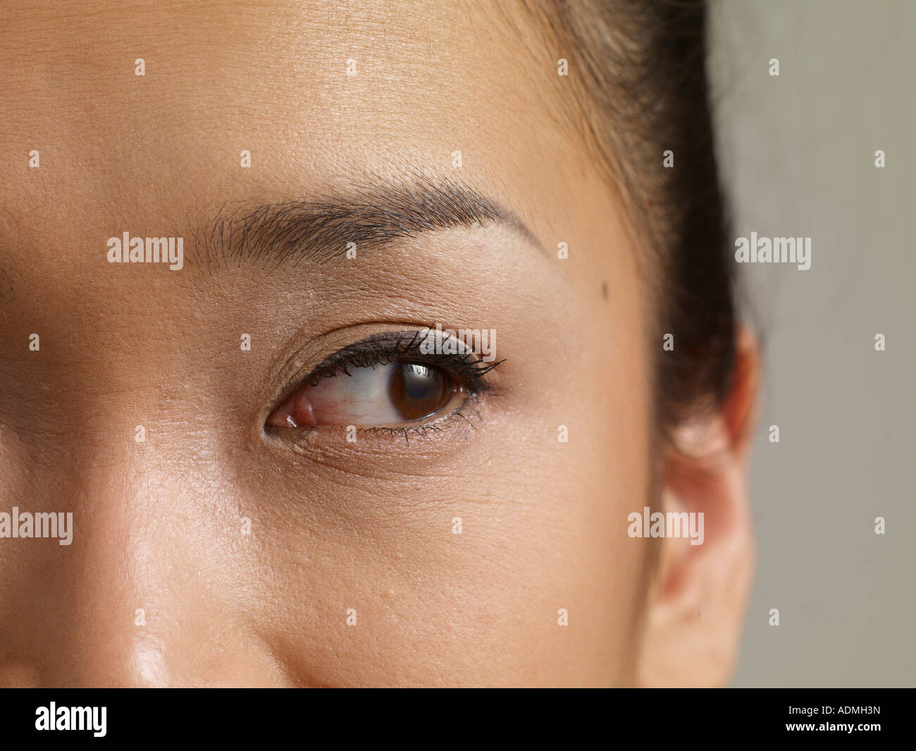 Eyes looking sideways hi-res stock photography and images - Alamy