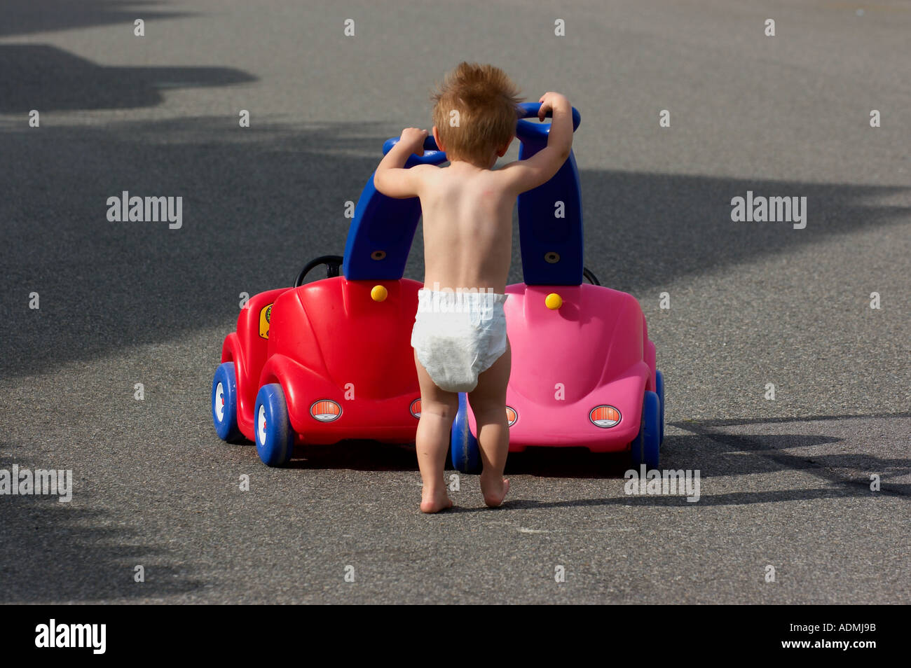 Two toddlers one toy hi-res stock photography and images - Alamy