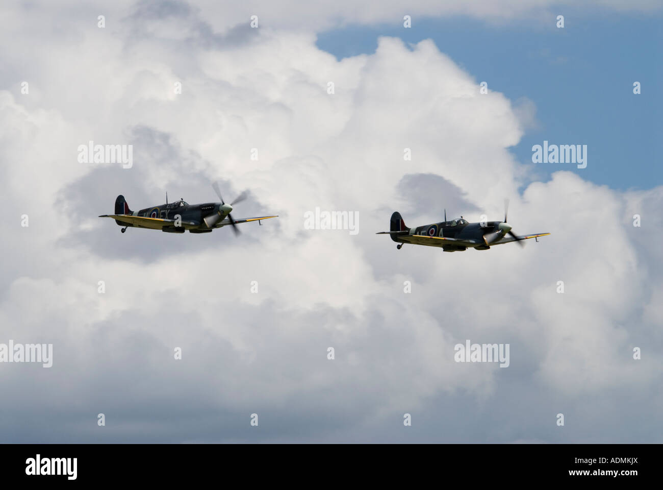 2 Spitfires, Mkv, MkIX, Flying Legends 2007, Duxford , IWM, Cambridge ...