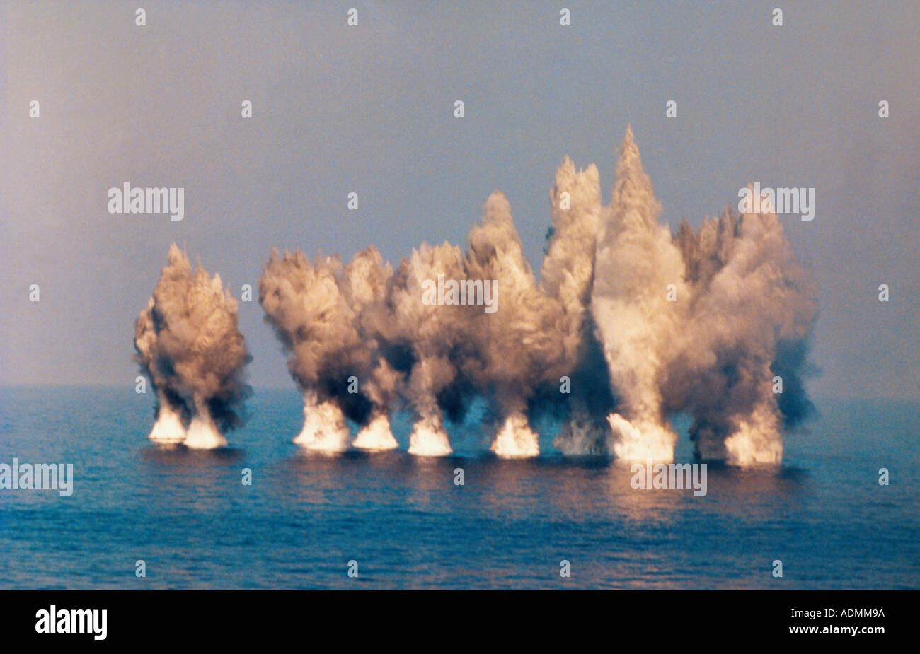 Military explosions hi-res stock photography and images - Alamy