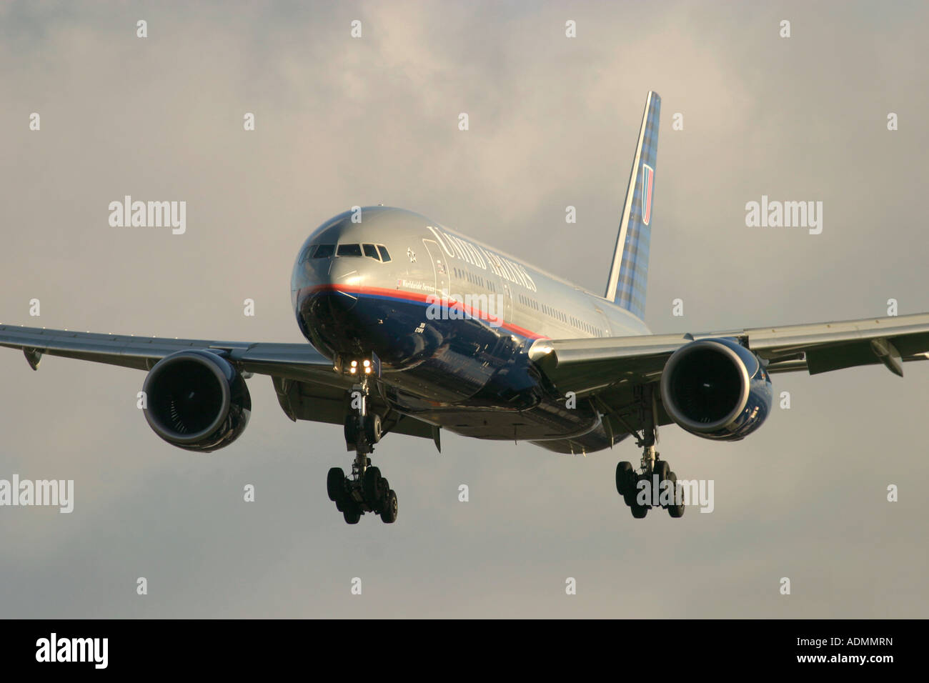 United Airlines Boeing 777-222/ER Stock Photo - Alamy