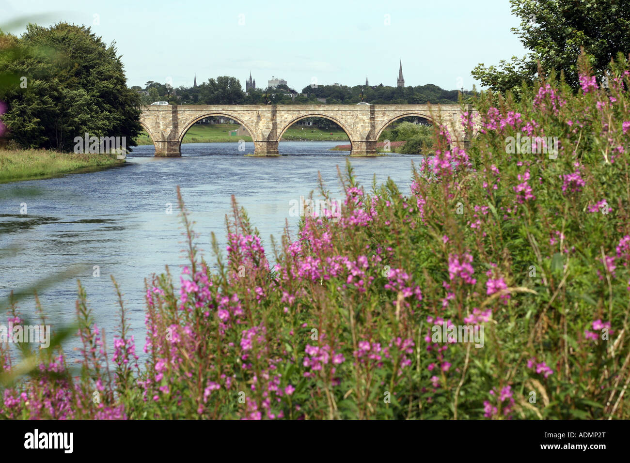 Bridge of Dee over the River Dee in Aberdeen, Scotland, Uk Stock Photo ...
