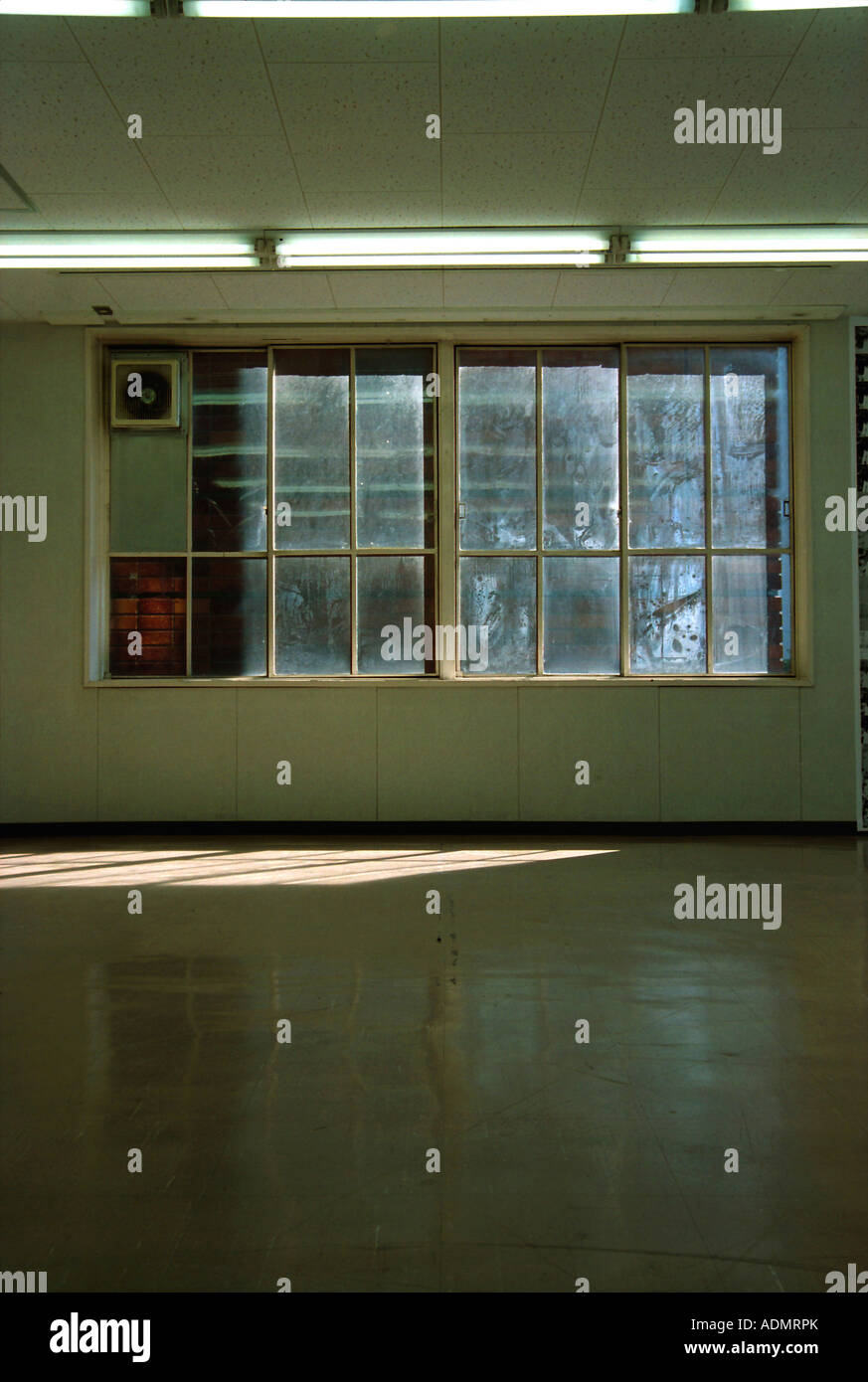 Empty room with windows Stock Photo - Alamy