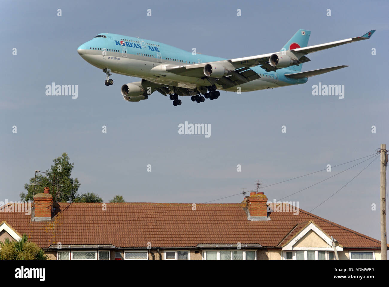 Jumbo jet aircraft low over rooftops approaching London Heathrow ...