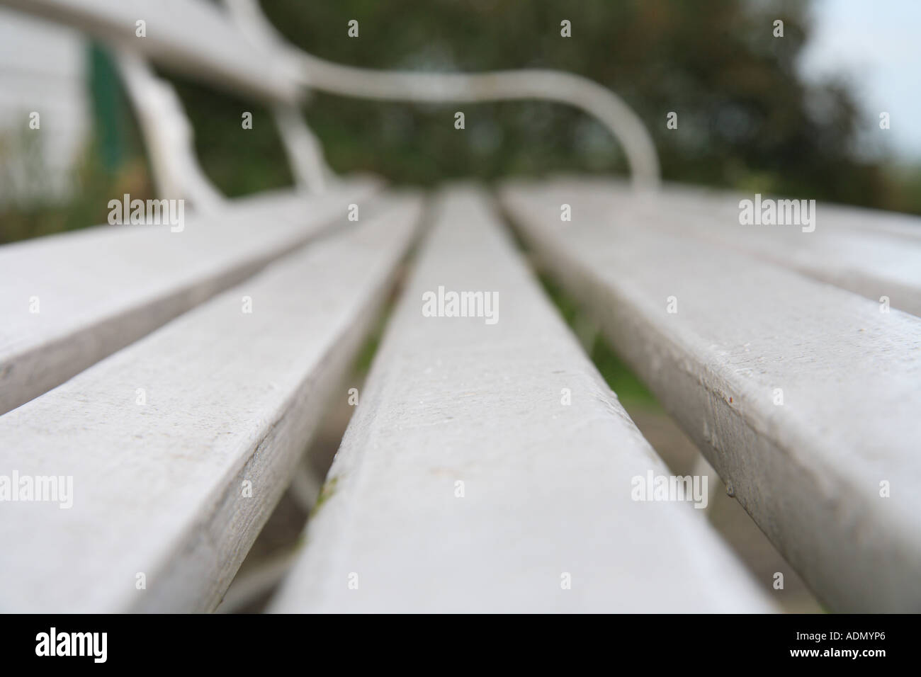 White bench garden hi-res stock photography and images - Alamy