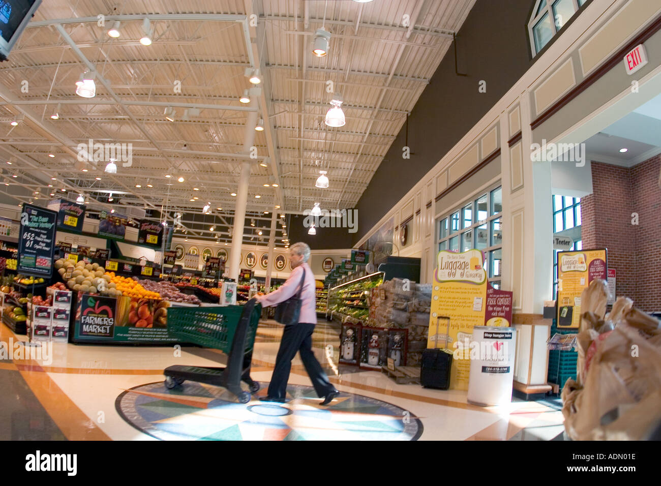 Supermarket Fresh Entrance High Resolution Stock Photography and Images ...