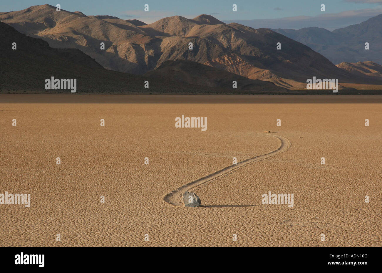 Dry lakedesert hi-res stock photography and images - Alamy