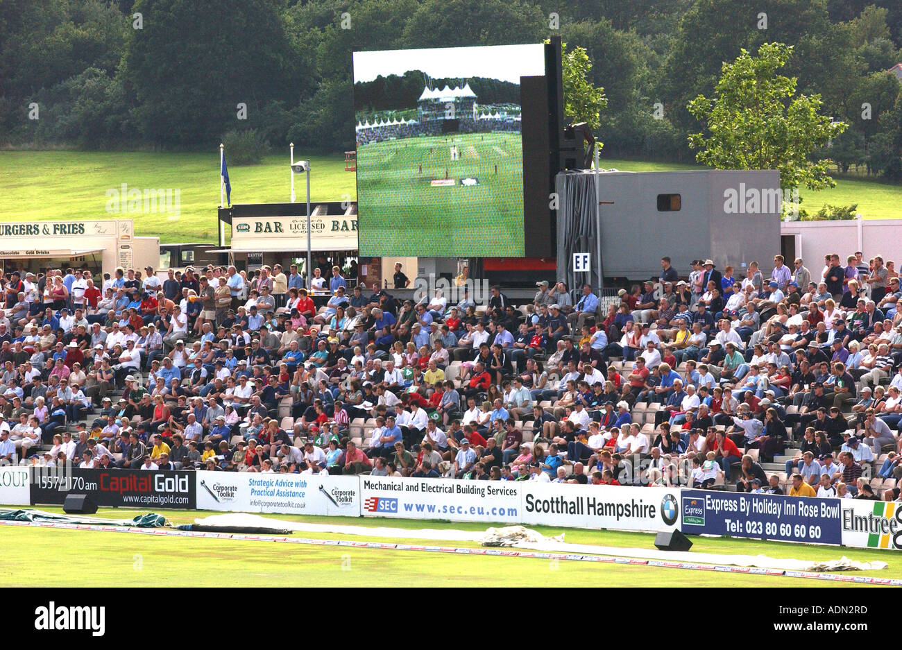 Spectators stadium cricket hi-res stock photography and images - Alamy