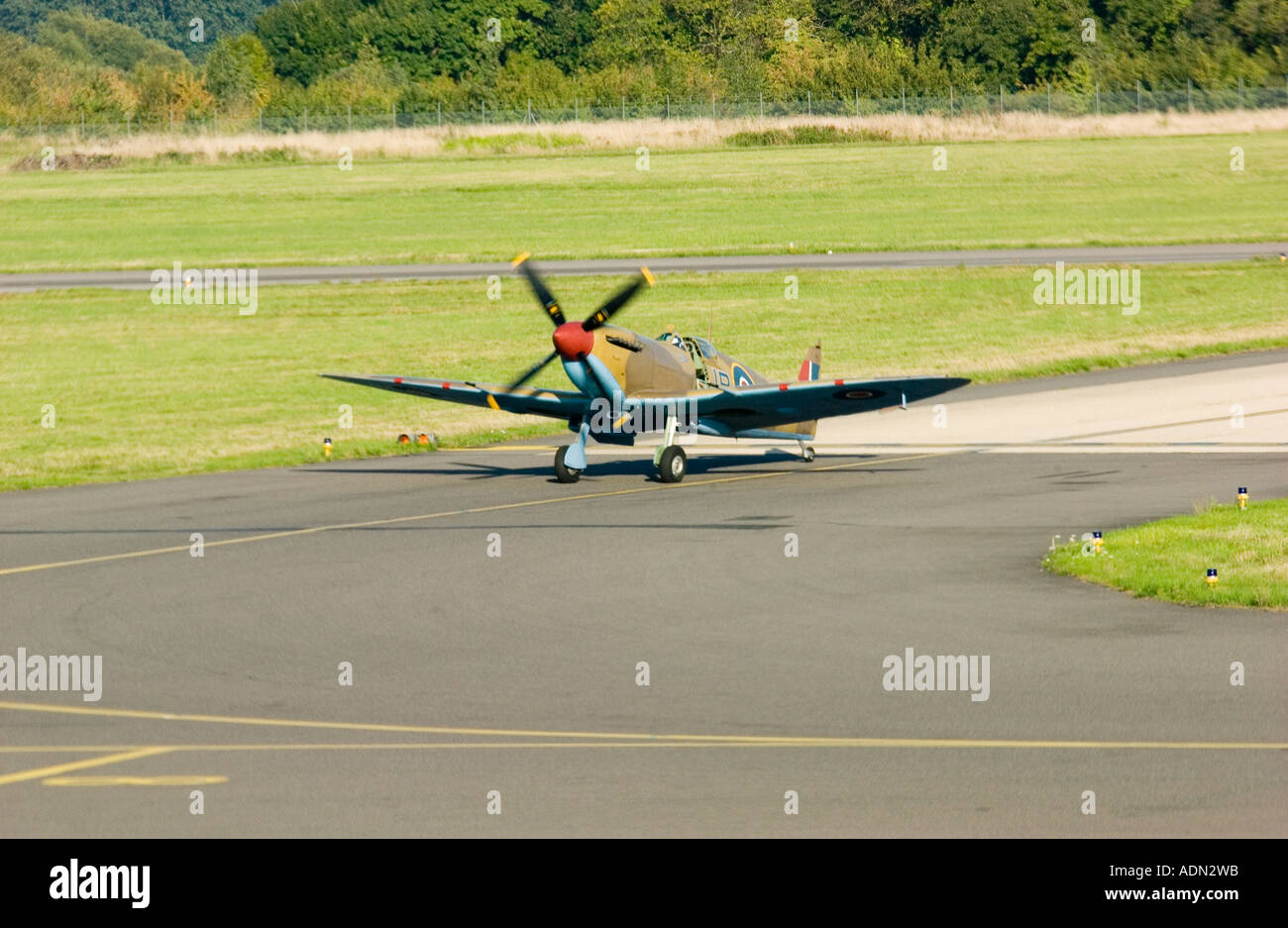 Supermarine Spitfire Mk Vb AB910 landing at Southampton Eastleigh ...