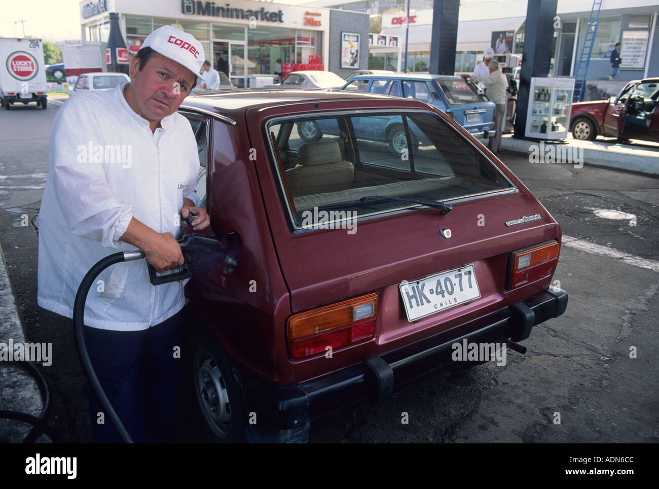 Man pumping gas hi-res stock photography and images - Alamy