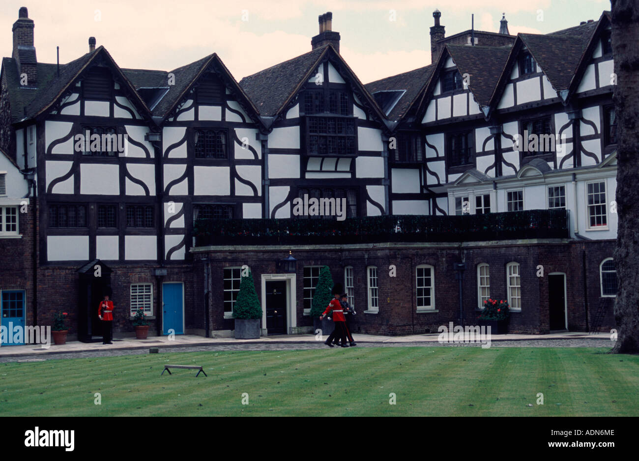 Changing the guard Yeoman of the Guard houses, the Tower of London, UK ...