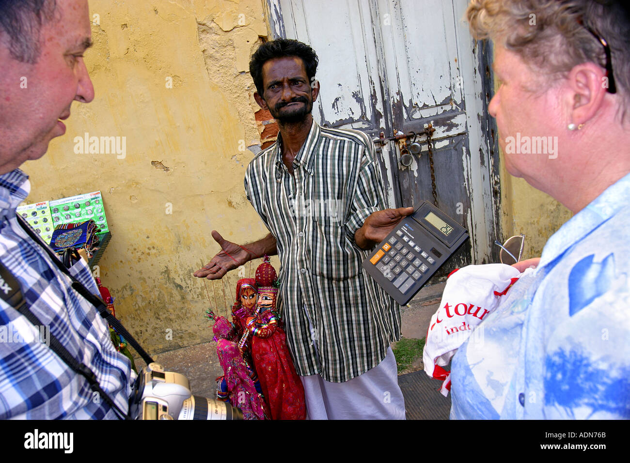 tourist calculator selling dolls looking dodgy Stock Photo - Alamy