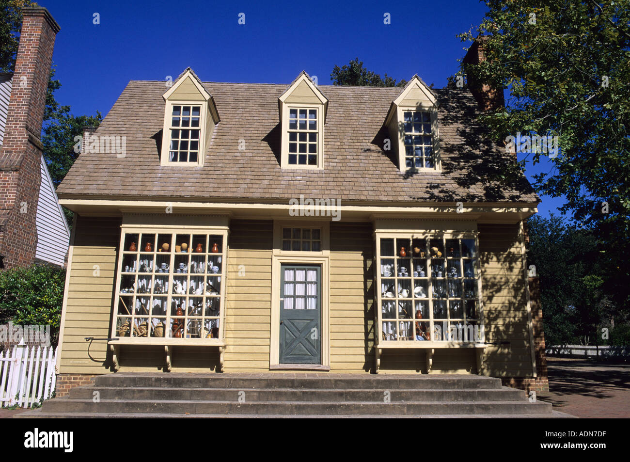 Store in colonial williamsburg virginia hi-res stock photography and ...