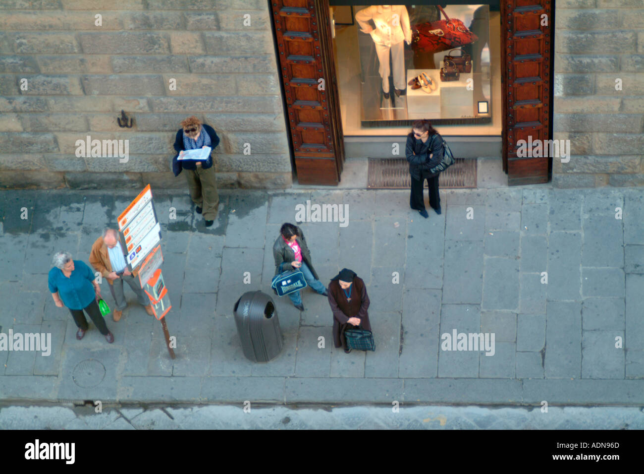 Queue bus italy hi-res stock photography and images - Alamy