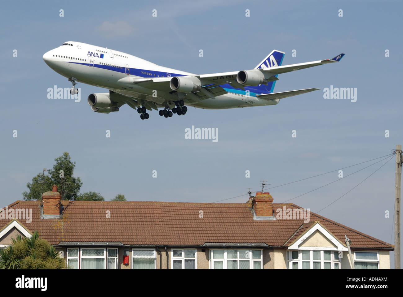 Jumbo Jet aircraft low over rooftops approaching London Heathrow ...