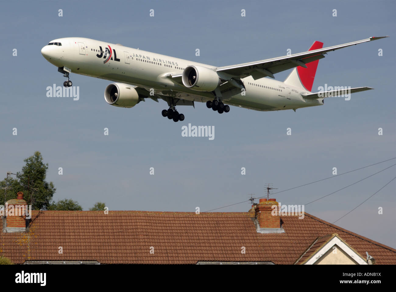 Heavy jumbo jet descending hi-res stock photography and images - Alamy