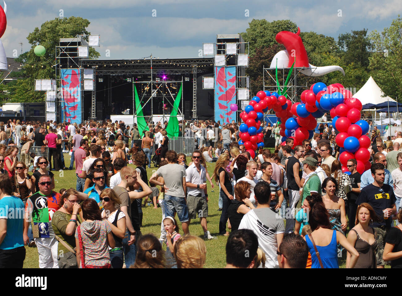 Fans crying concert hi-res stock photography and images - Alamy