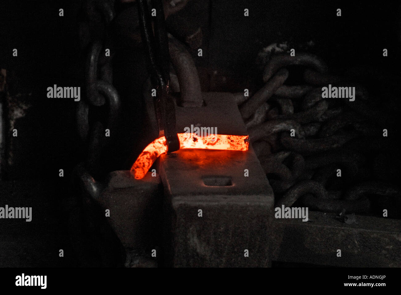 Forging a link of an iron chain Stock Photo - Alamy