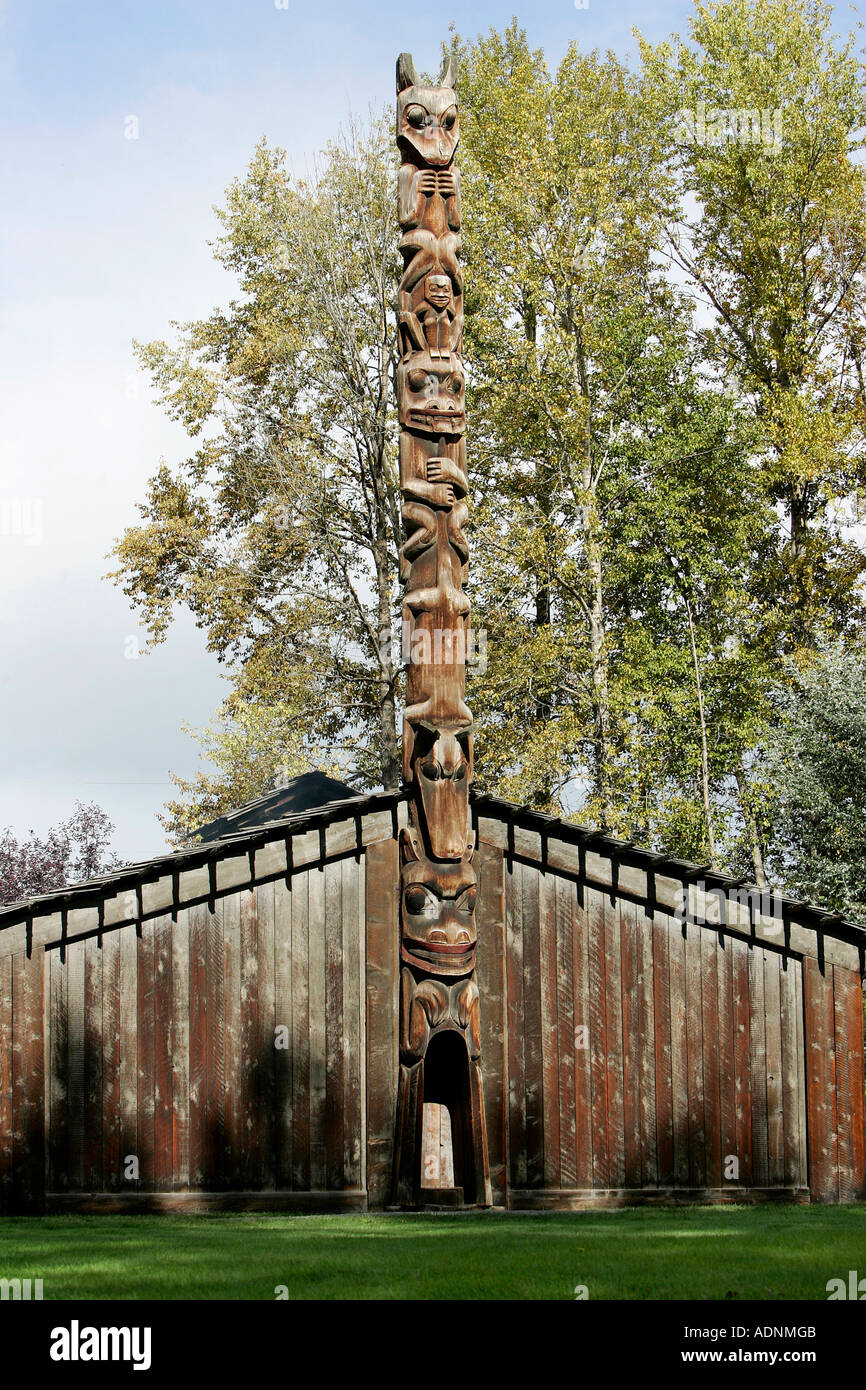 Indian house with totems hi-res stock photography and images - Alamy