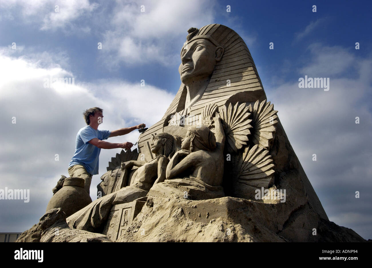 The Sands of Time A sand sculptor creates Cleopatra on Brighton ...