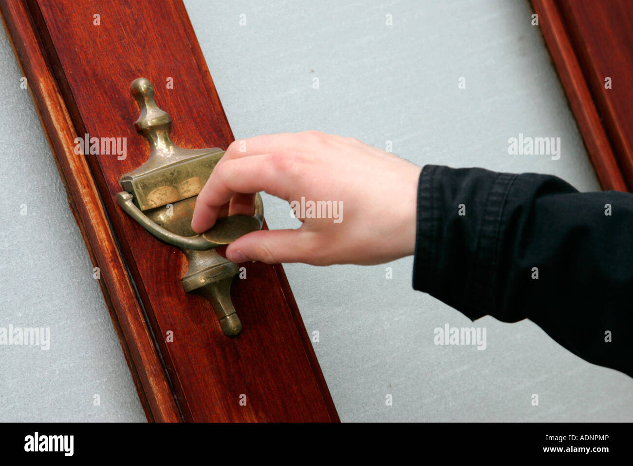 Man knocking on door cold calling hi-res stock photography and images ...