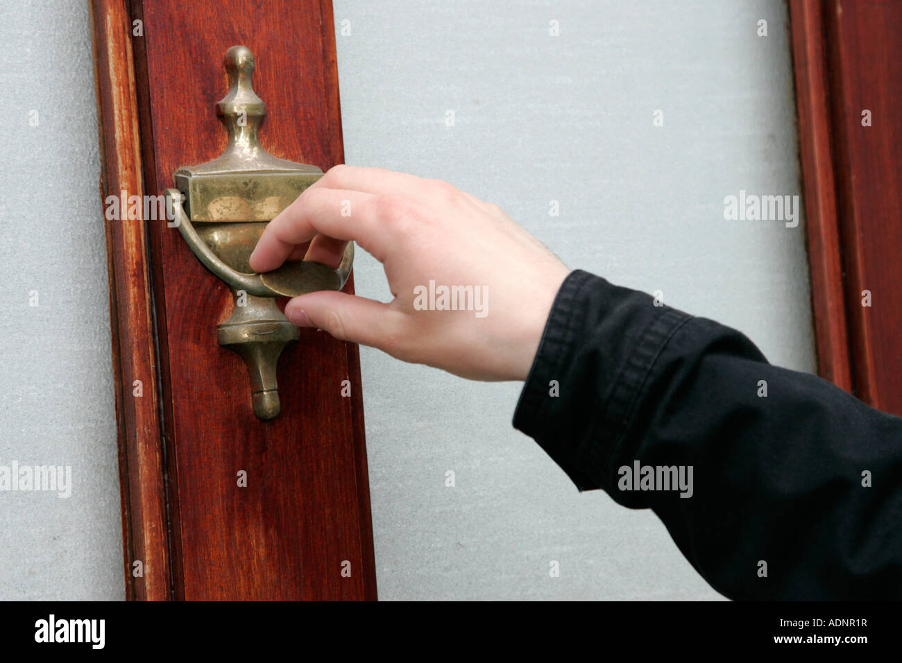 Mans hand knocking on door hi-res stock photography and images - Alamy