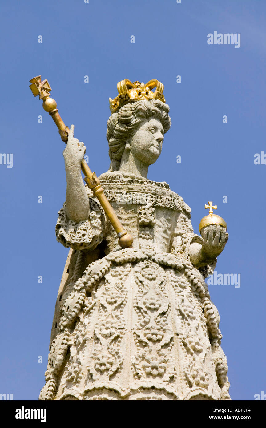 the queen statue in Barnsataple, devon Stock Photo - Alamy