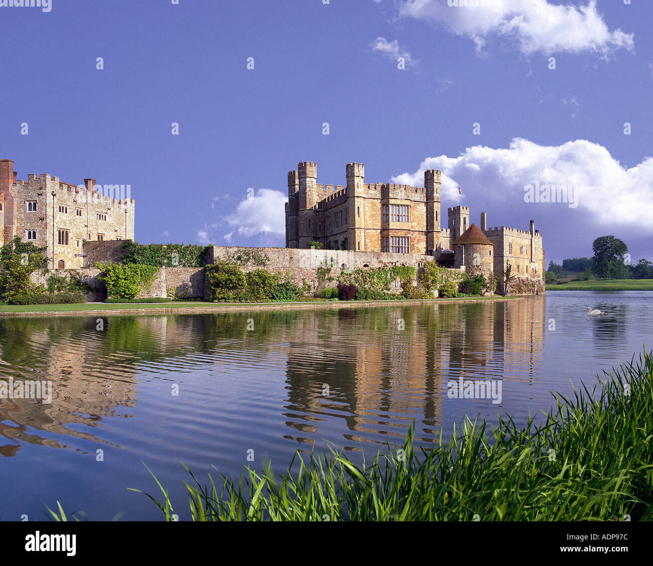 Reflections leeds castle hi-res stock photography and images - Alamy