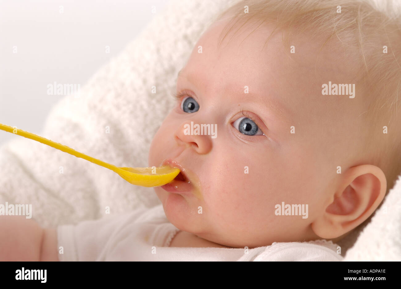 Children spoon fed hi-res stock photography and images - Alamy